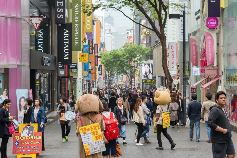 Calles Muy Transitadas De Myeongdong Seul Corea Fotografía editorial ...