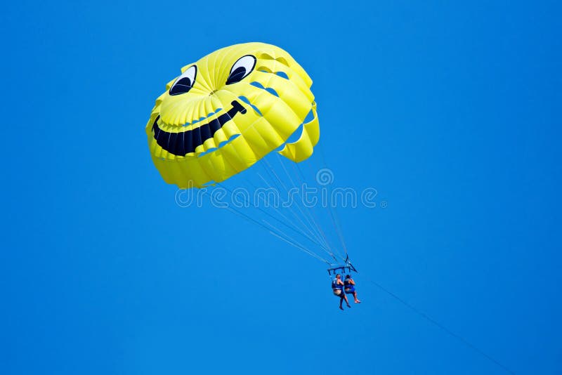Gente En El Paracaídas Con La Cara Sonriente Foto de archivo - Imagen de sonriente, turistas ...