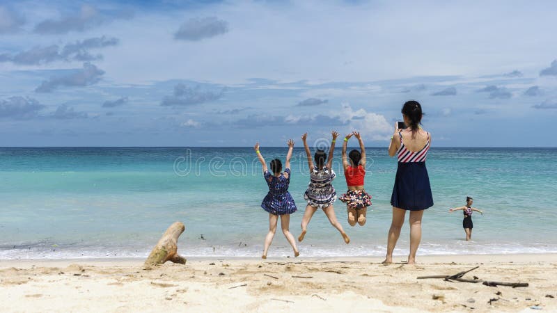 Gente en la playa fotografía editorial. Imagen de nubes - 124624517