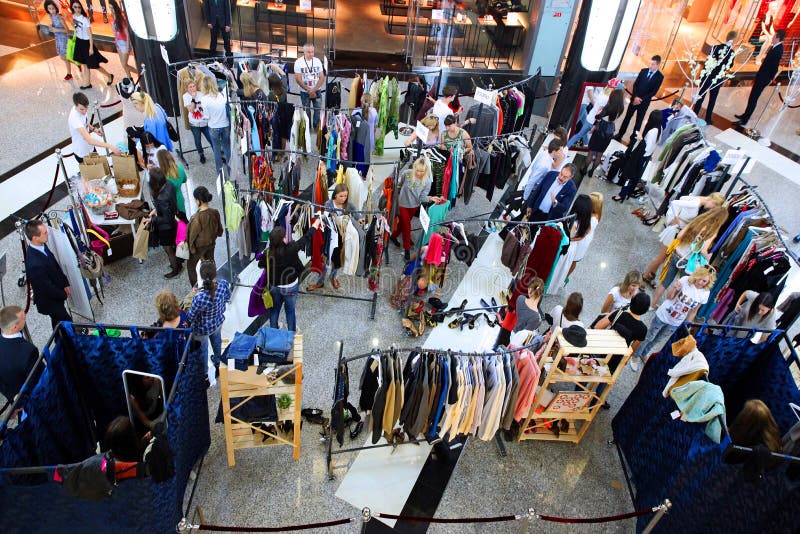Gente en la tienda de ropa fotografía editorial. Imagen de departamento ...