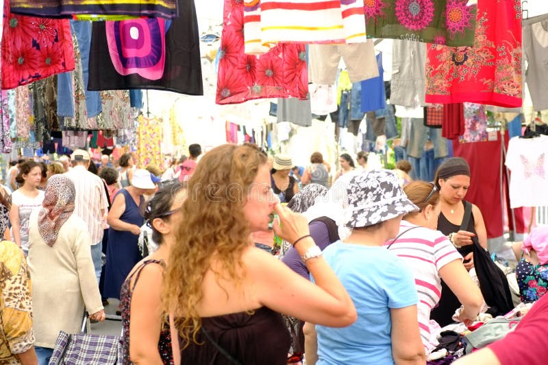 Mercado Al Aire Libre Local De La Ropa Foto editorial - Imagen de bazar ...