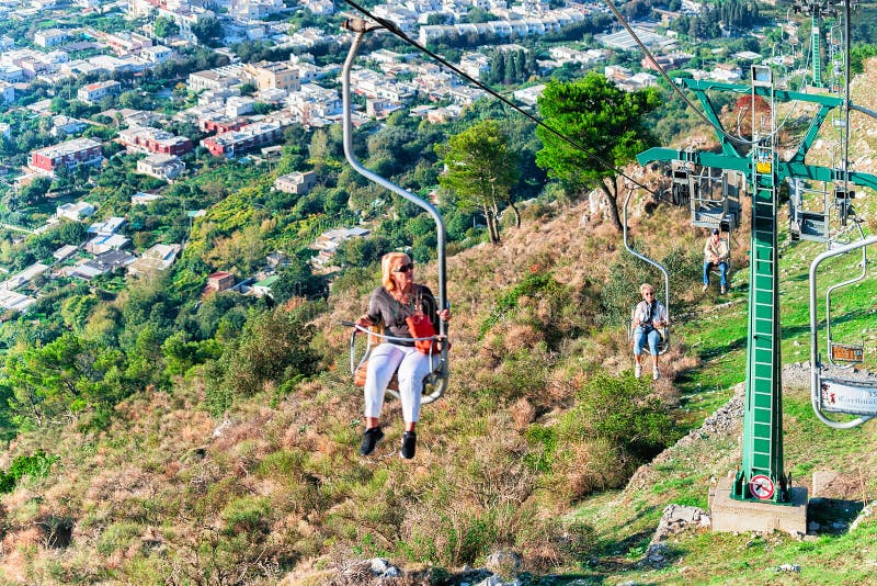 Gente En Silla Funicular Del Cable Sobre La Isla De Capri Imagen ...