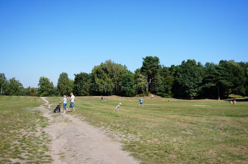 Gente en un parque imagen editorial. Imagen de hierba - 35873855
