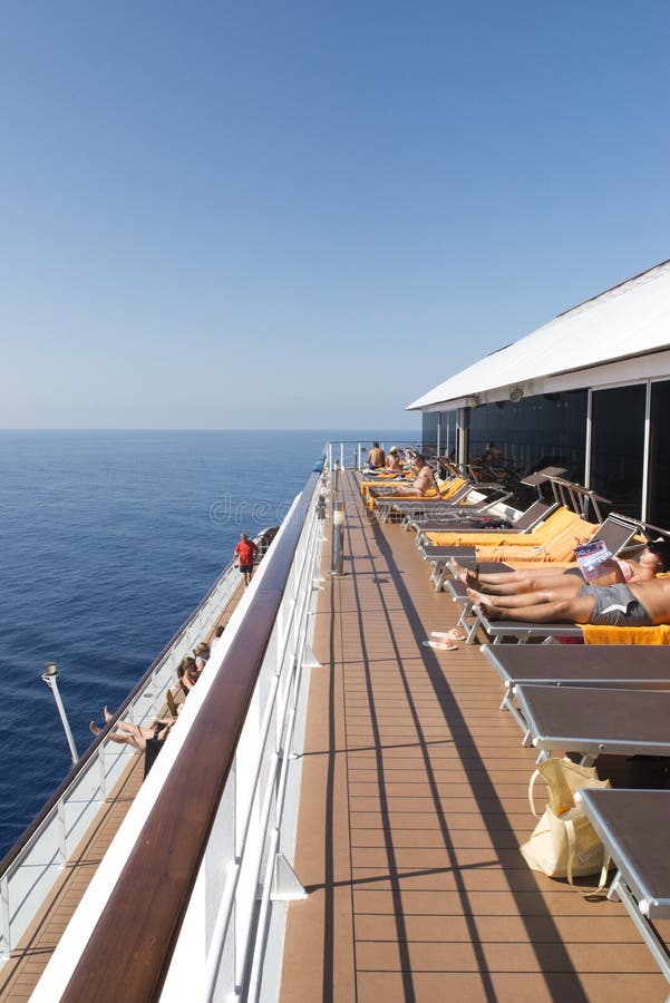 Gente En Una Cubierta Del Barco De Cruceros Fotografía editorial - Imagen de recorrido, pasamano ...