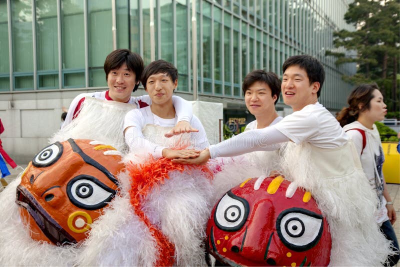 Gente Joven Coreana Que Celebra a Lotus Lantern Fest Foto editorial ...