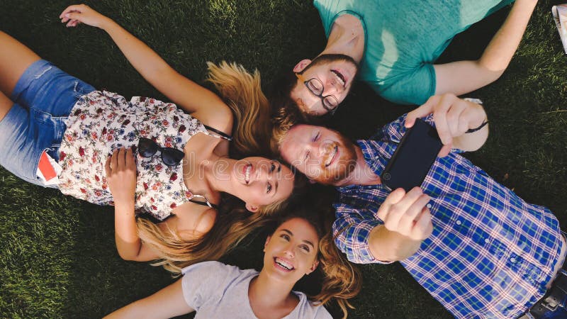 Gente Joven Descuidada Que Tiene Una Risa Al Aire Libre Que Miente En ...