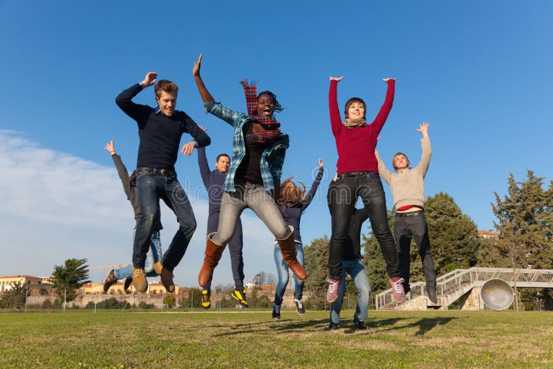 Gente joven feliz foto de archivo. Imagen de grupo, instalaciones ...