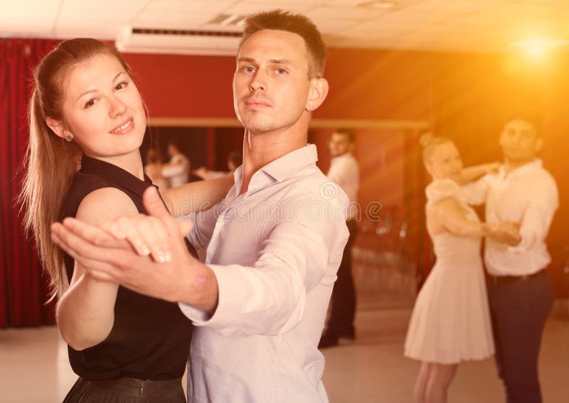 Gente Que Aprende Bailar El Vals Foto de archivo - Imagen de sociedad ...