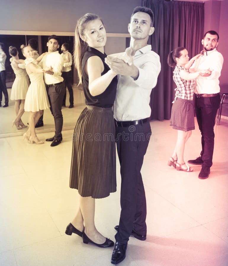 Gente Que Aprende Bailar El Vals En Clase De Baile Imagen de archivo ...