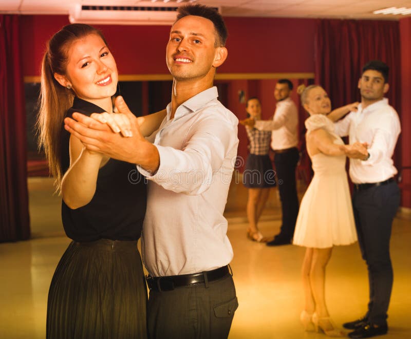 Gente Que Aprende Bailar El Vals En Clase De Baile Foto de archivo ...