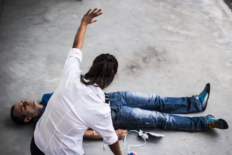 Gente Que Ayuda a Un Hombre Inconsciente Imagen de archivo - Imagen de ...