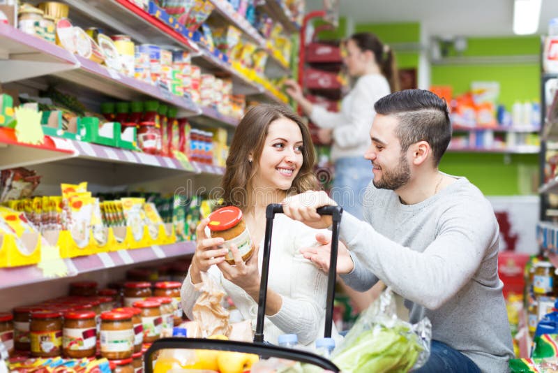 Gente Que Compra La Comida En El Supermercado Imagen de archivo ...