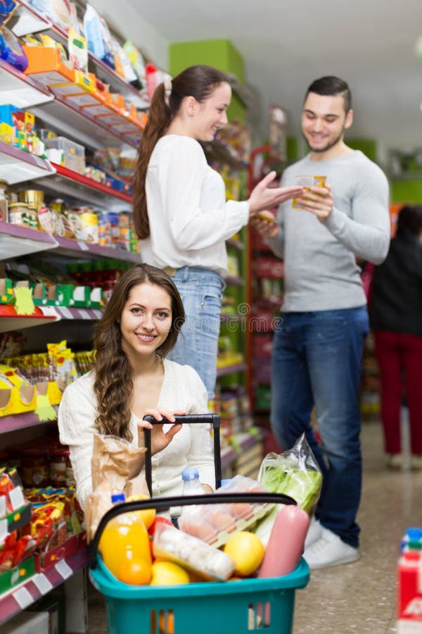 Gente Que Compra La Comida En El Supermercado Foto de archivo - Imagen ...