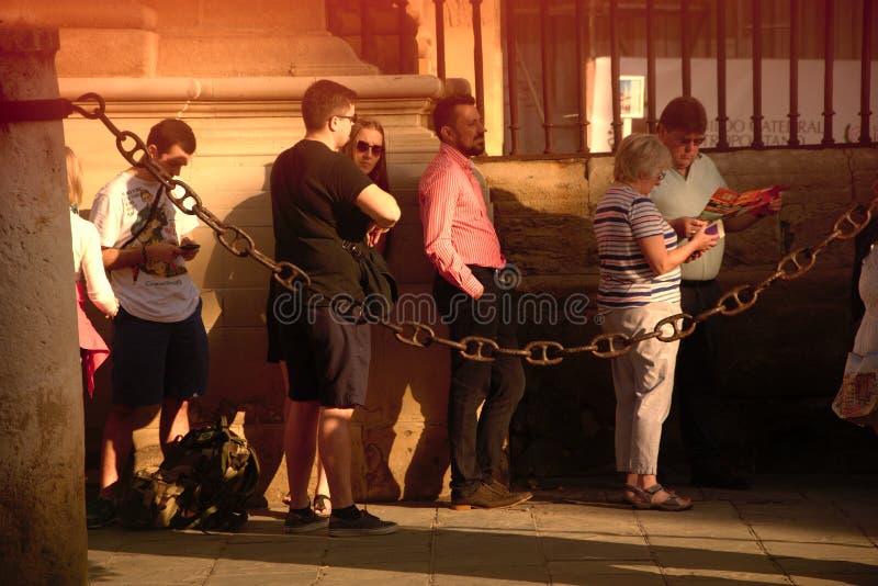 Gente Que Hace Cola En La Catedral De Sevilla 7 Foto editorial - Imagen ...
