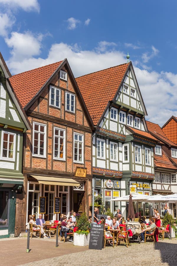 Gente Que Se Sienta Fuera De Un Restaurante En Celle Imagen editorial ...