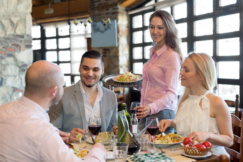 Gente Que Tiene Restaurante Rural De La Cena Imagen de archivo - Imagen ...