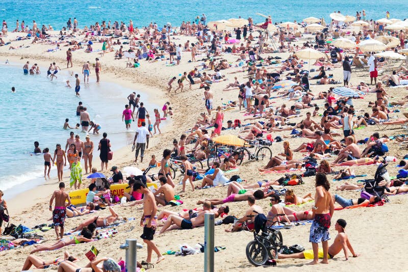 Gente Que Toma El Sol En La Playa En Barcelona Imagen de archivo ...