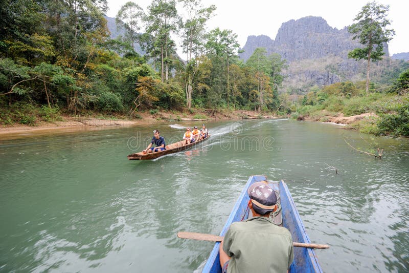 Gente Que Viaja En Una Canoa En El Río Imagen de archivo editorial ...