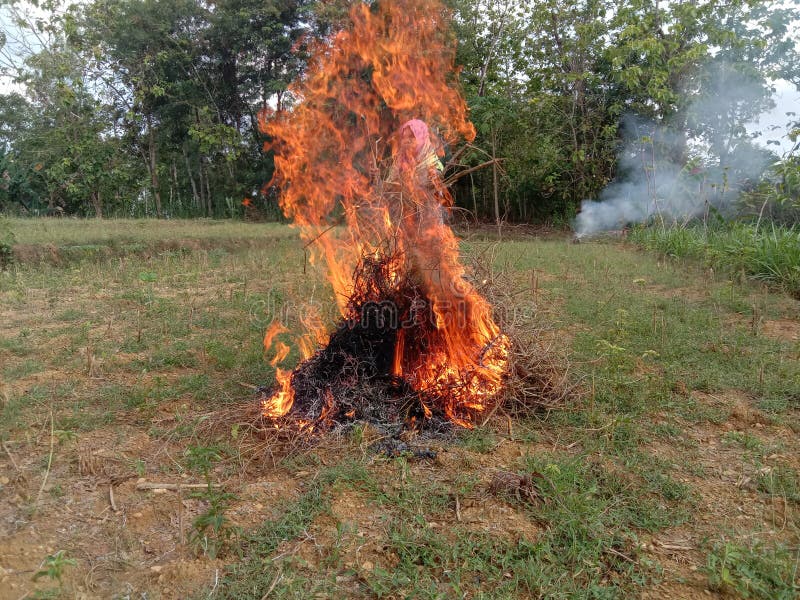 Gente quemando basura foto de archivo. Imagen de fuego - 230704094