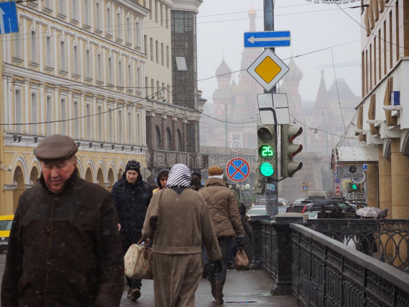 Gente rusa y la Plaza Roja foto editorial. Imagen de detalle - 76902876