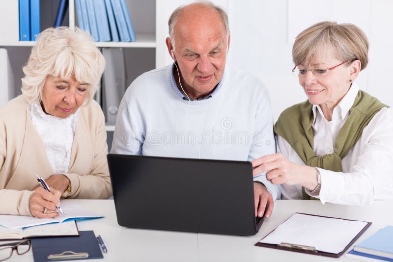 Gente Senior Con Il Computer Portatile Fotografia Stock - Immagine di ...