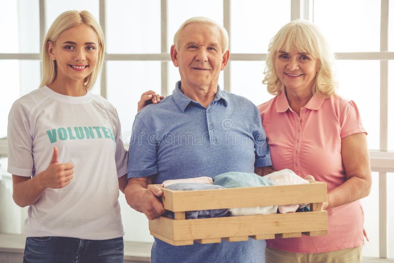 Gente Volontaria Ed Anziana Fotografia Stock - Immagine di regalo ...