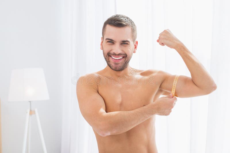 Gentil Homme Bien Construit Montrant Ses Muscles Image stock - Image du ...