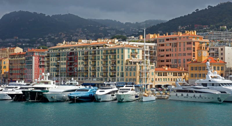 Gentil - port et port photo éditorial. Image du côte - 34503441