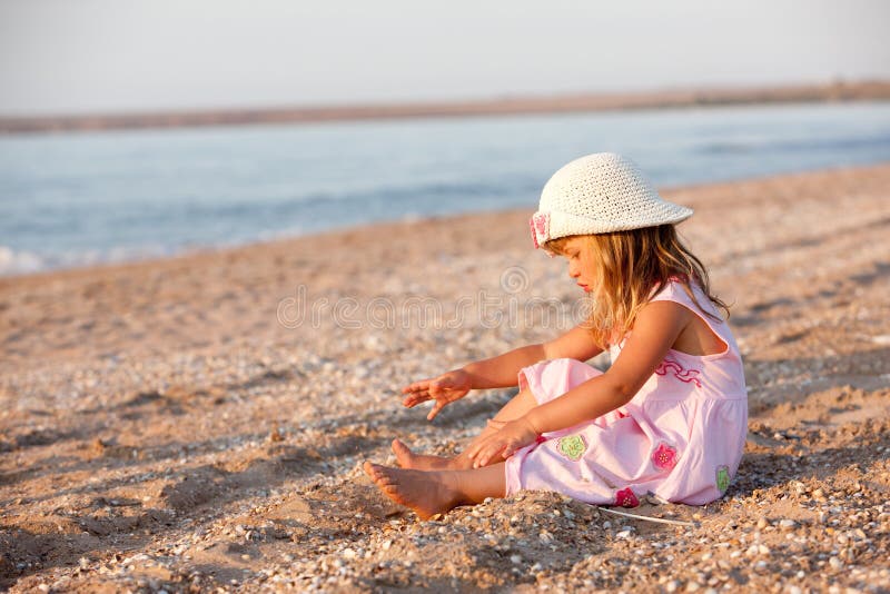 Gentille fille photo stock. Image du caucasien, chapeau - 18999666