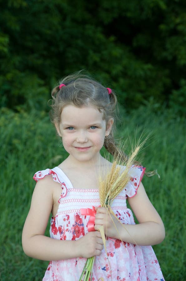 Gentille fille photo stock. Image du enfant, visage, sourire - 3900808