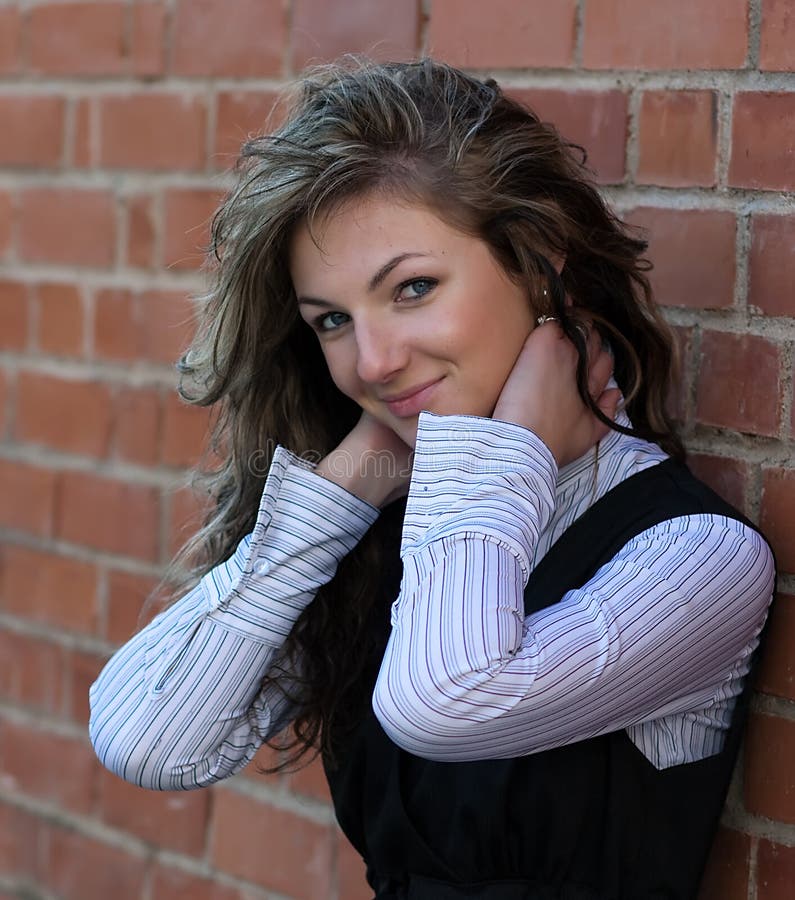 Gentille fille image stock. Image of verticale, jeunesse - 7045383