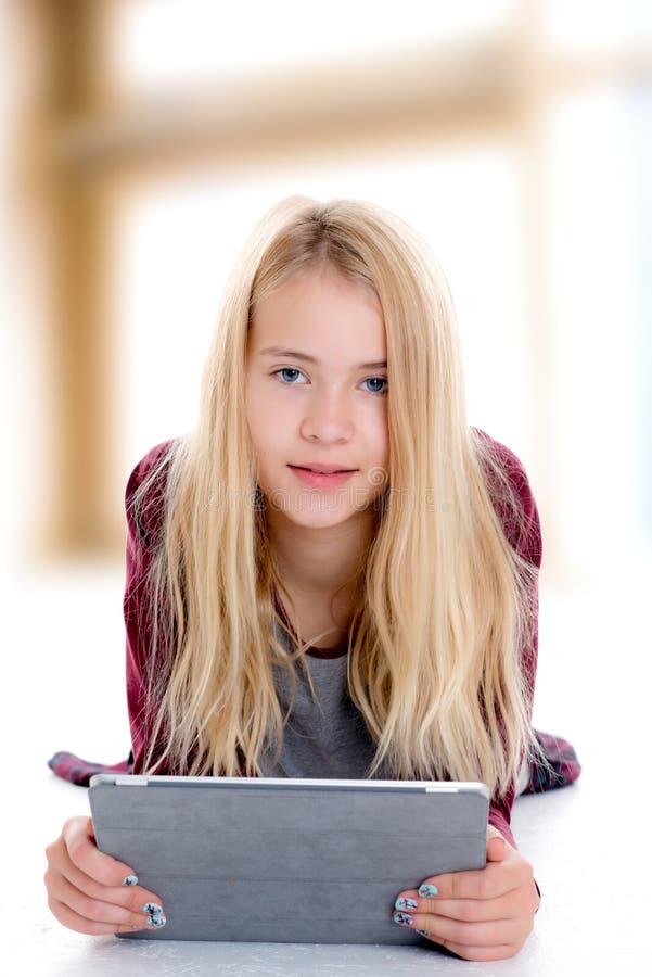 Gentille Fille Blonde Dans La Jupe De Plaid Image stock - Image du ...