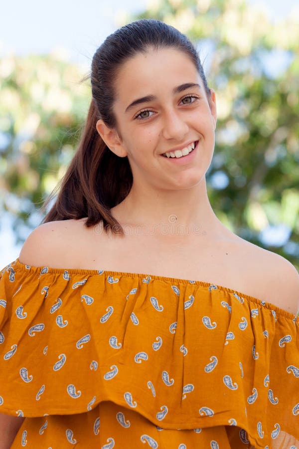 Gentille Fille Douze Ans De Sourire Image stock - Image du normal ...