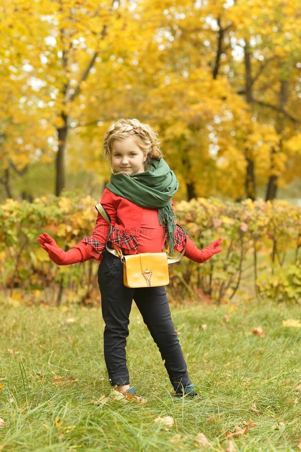 Gentille Petite Fille Photos Stock - Téléchargez 3,132 Photos libres de ...