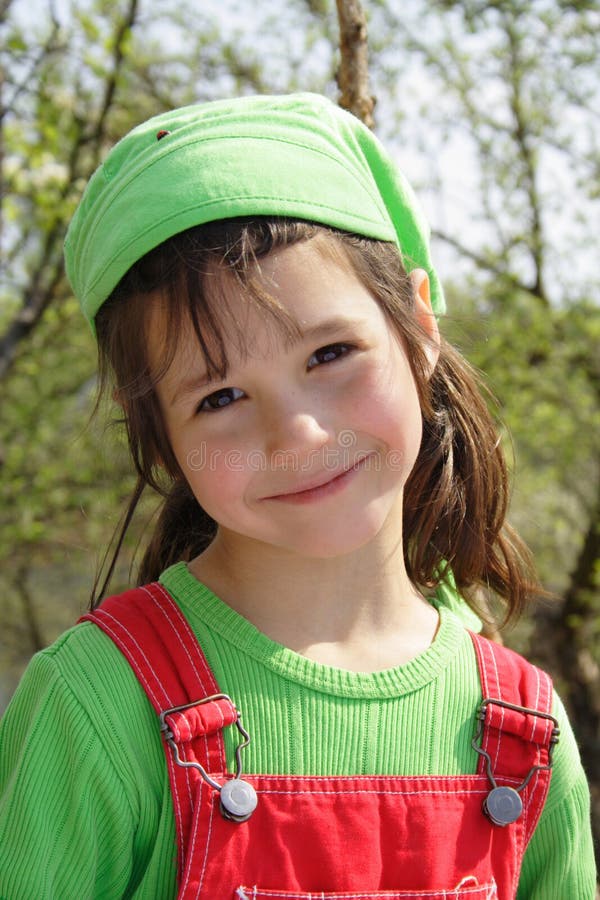 Gentille Petite Fille De Sourire Photo stock - Image of vert, mignon ...