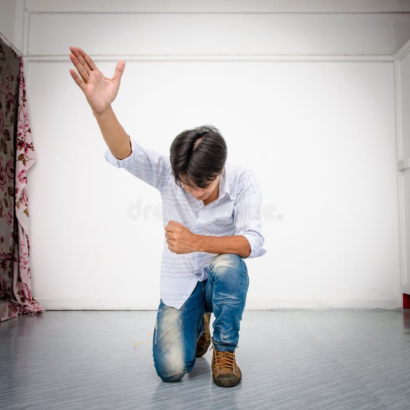 Arrodillarse Antes De Viejo Foto de archivo - Imagen de blanco ...