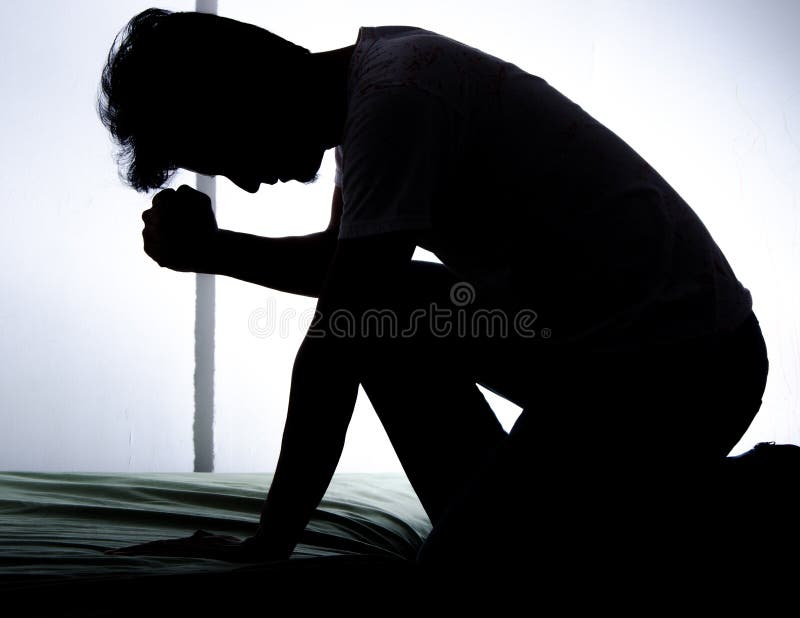 Silueta De La Genuflexión Del Hombre Con La Silla De Montar En Rodilla ...