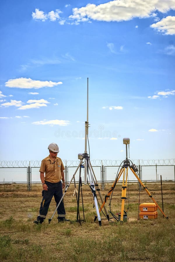 Geodeta. zdjęcie stock editorial. Obraz złożonej z miastowy - 98526858