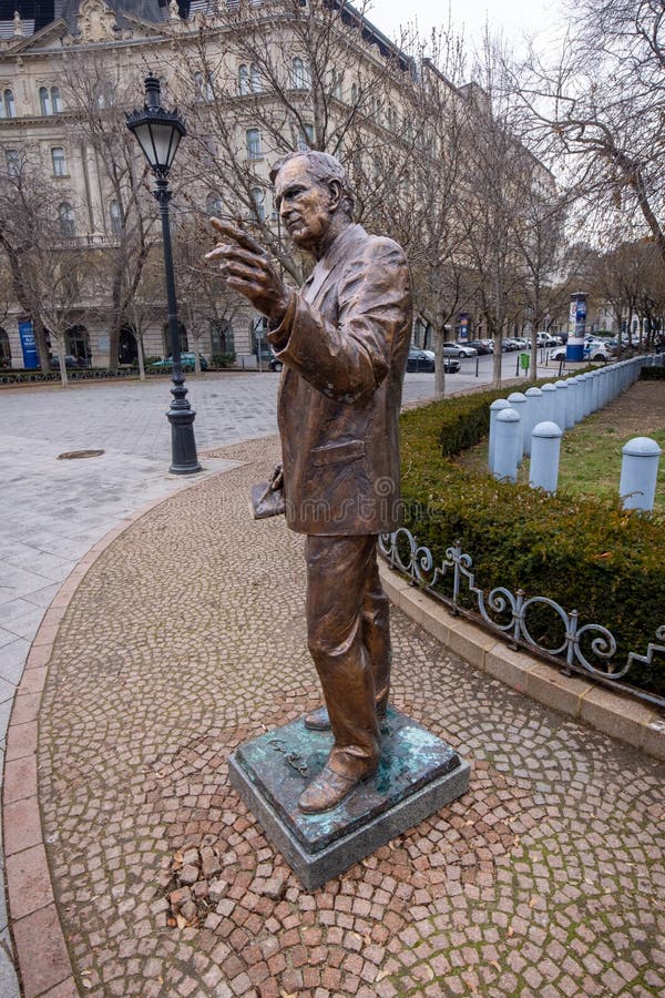 George Bush 41 Statue Budapest Editorial Photography - Image of bronze ...
