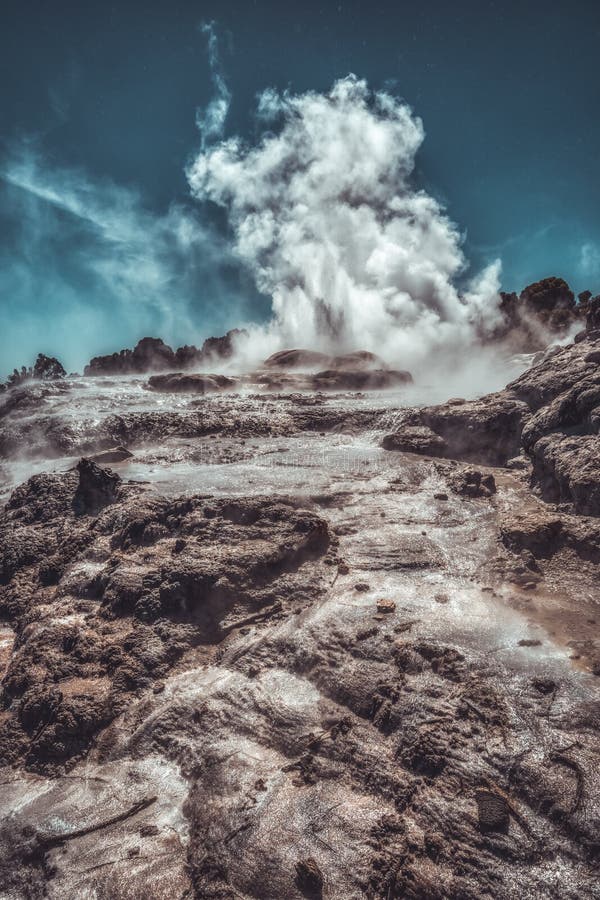 Fontein Van Warm Water En Stoom Van Losbarstende Geiser Stock ...