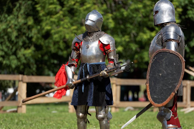 Gepanzerte Ritter, Die Zum Kampf Sich Vorbereiten Redaktionelles ...