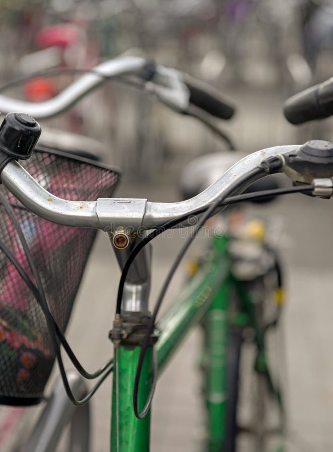 Geparkeerde groene fiets stock afbeelding. Image of vervoer - 43727331