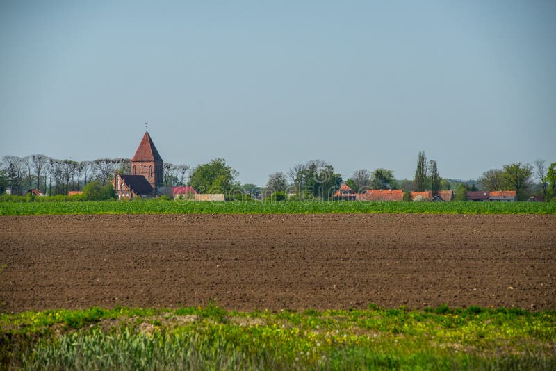 Gepflogenes Feld Und Altes Dorf Stockbild - Bild von gepflogen, umwelt ...