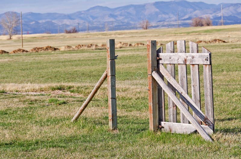 Gerade ein Gatter stockfoto. Bild von rustikal, verwittert - 25220318