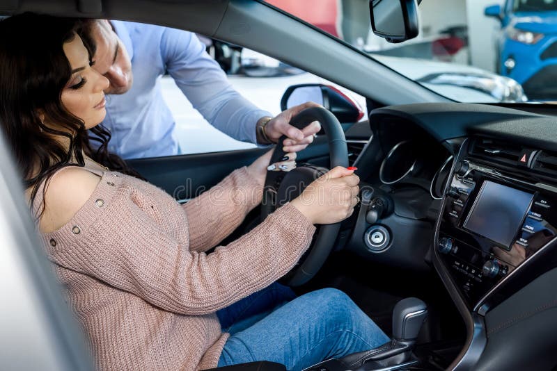 Trabajador Explicando El Problema De La Mujer En El Motor Foto De