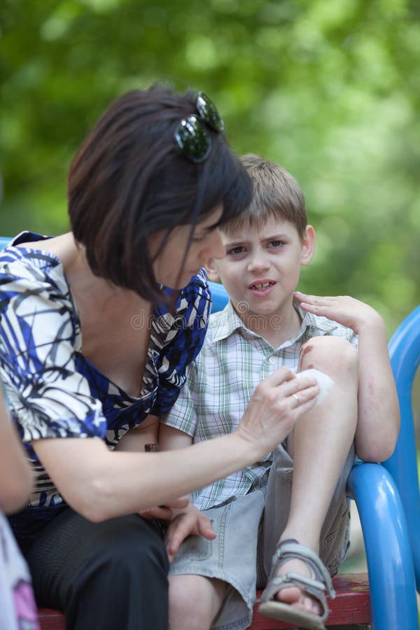 Geriebenes Knie stockbild. Bild von fahrwerkbein, unterstützung - 25724157