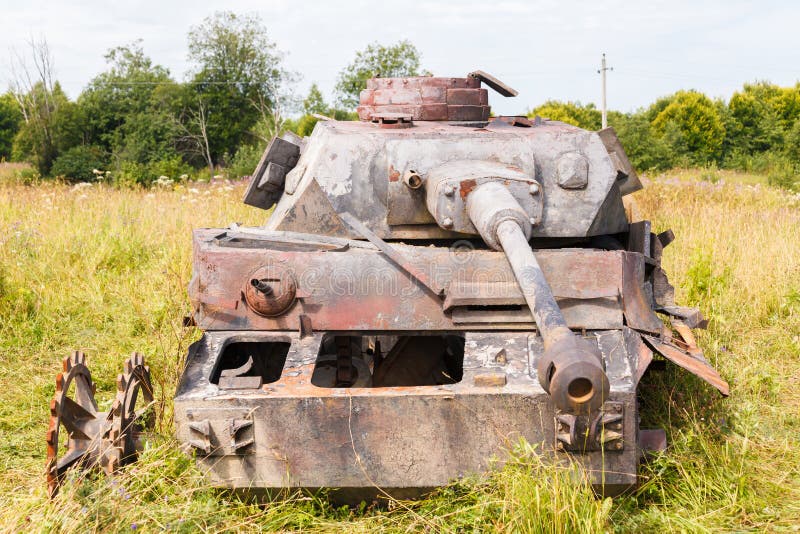 Old medium tank stock photo. Image of track, isolated - 32934280