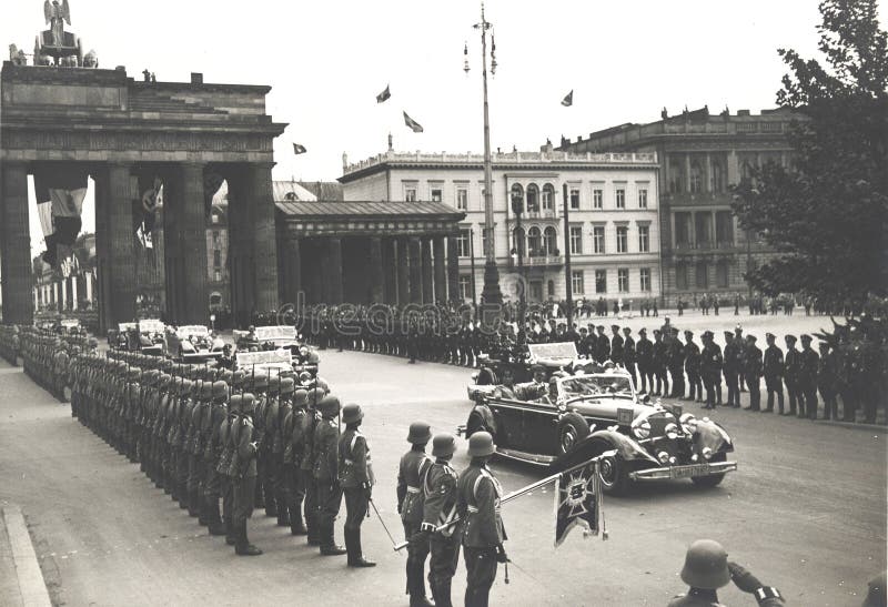 Germania Negli Anni '38 Circa : Adolf Hitler Salutando La Folla Dalla ... Germania Negli Anni '38 Circa : Adolf Hitler Salutando La Folla Dalla ...