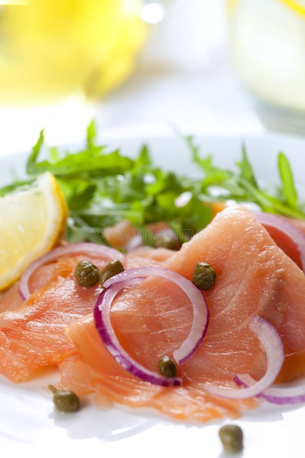 De Gerookte Salade Van De Zalm Stock Foto - Image of vulling ...
