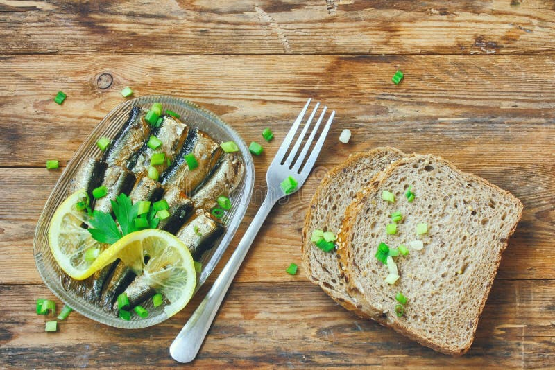 Gerookte Sprot Op Een Donkere Achtergrond Met Lege Ruimte Voor Uw Eigen ...